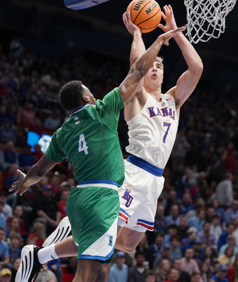 Photo Gallery: The Jayhawks finish off the Islanders, 77-46 - KU Sports